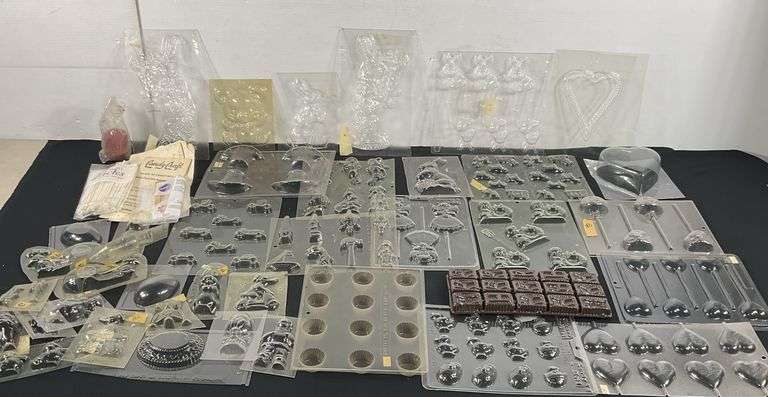Group of candy making molds and some lollipop sticks - Hash Auctions