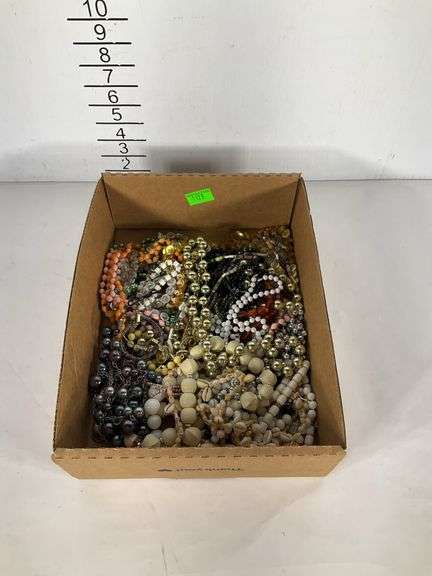 Costume jewelry mostly necklaces. - Hash Auctions