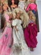 Flat of Barbie dolls. - Hash Auctions