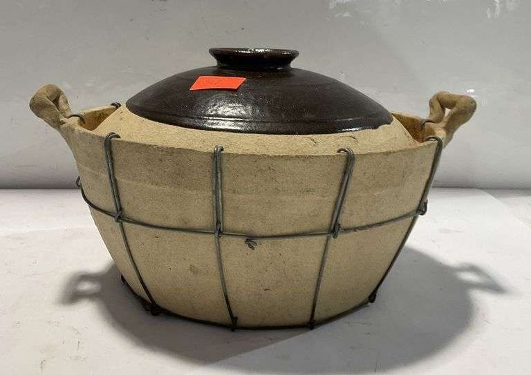 Double handled clay pot. - Hash Auctions