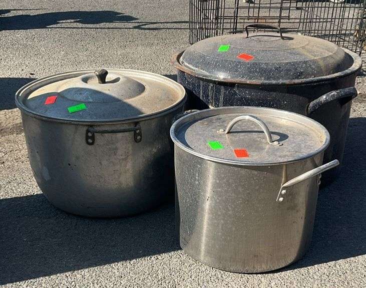 Speckled lidded pot, two metal pots, all with two handles, 10,12,15 ...