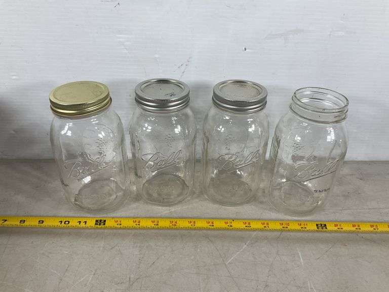 Group of mason jars, mostly Ball, most with lids - Hash Auctions