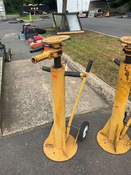 Pair of Automotive jack/stabilizer, mobile, with handles, ratchet crank ...