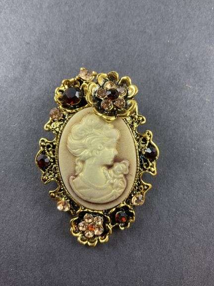 Rhinestone floral cameo goldtone brooch - Hash Auctions