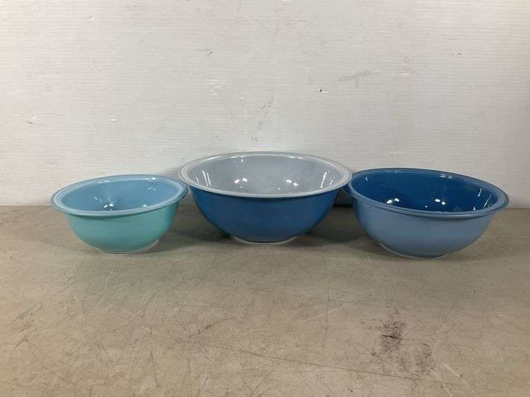 Set of 3 nesting blue glass Pyrex bowls - Hash Auctions
