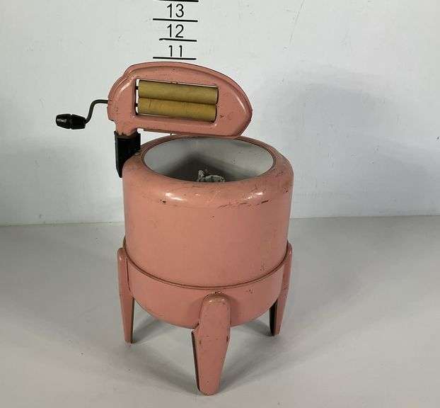 Vintage pink toy washing machine - Hash Auctions