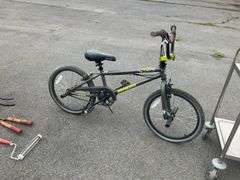 Mongoose bike, front/back pegs, rubber grip handle bars, 360 trick ...