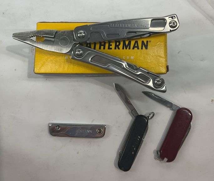 Leatherman multi tool pliers and three keychain pocket knives - Hash Auctions