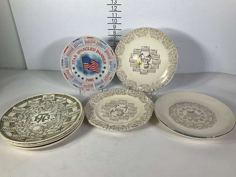 eight calendar plates, all vintage - Hash Auctions