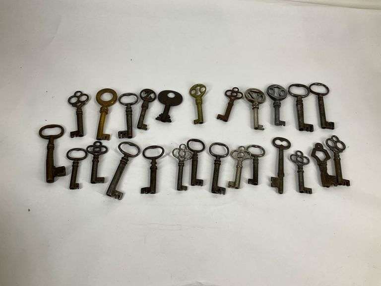 Collection of 25 Vintage Metal Skeleton Keys - Hash Auctions