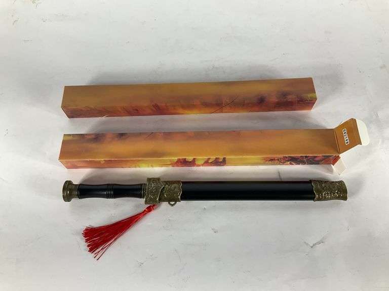 Two sword like knives with sheath and tassel - Hash Auctions