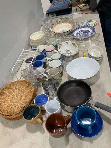 Collection of Assorted Kitchenware and Tableware - Hash Auctions