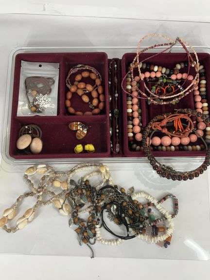 Display with jewelry - Hash Auctions