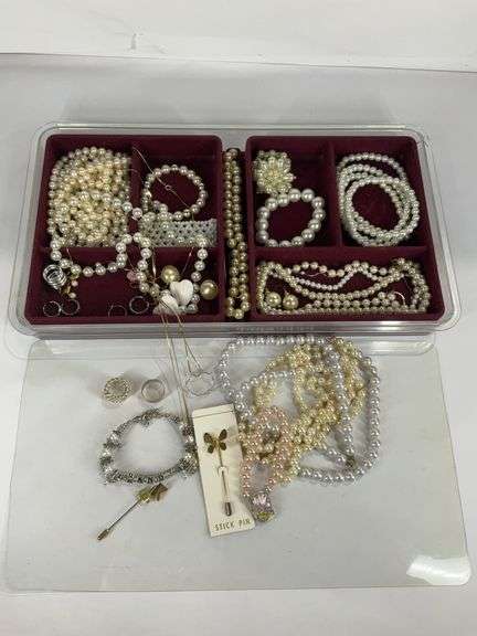 Display with jewelry - Hash Auctions