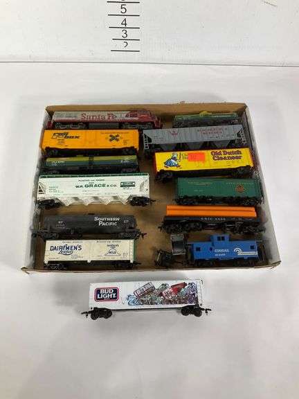 HO Scale Model Train Cars and Locomotive, Various Brands - Hash Auctions