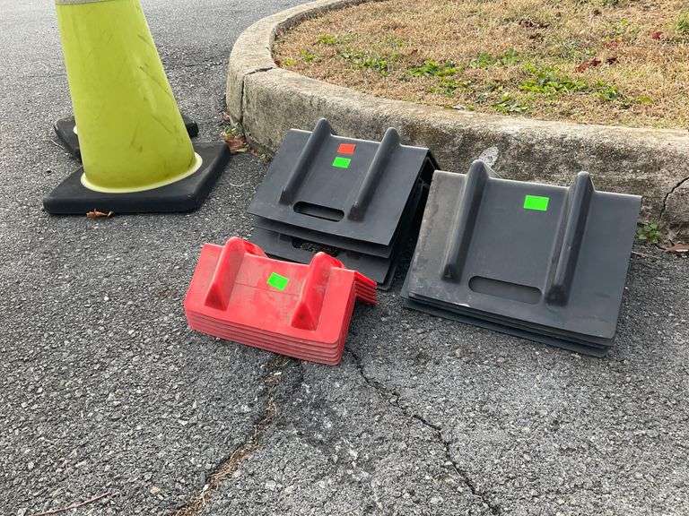 Black and Red Plastic Stabilizer Pads - Hash Auctions
