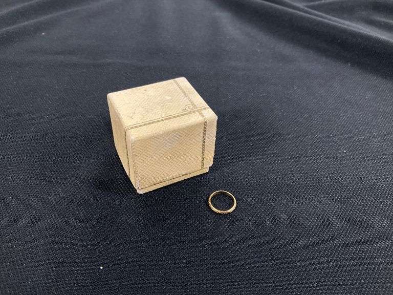 10k Gold Victorian Baby Ring with Engraved Design - Hash Auctions