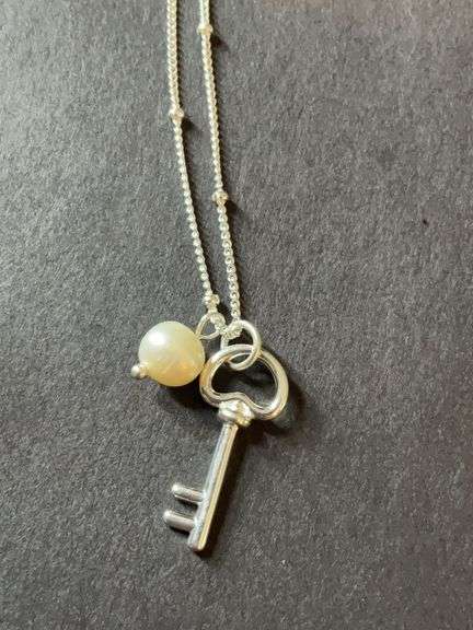18 in sterling silver pearl key necklace - Hash Auctions