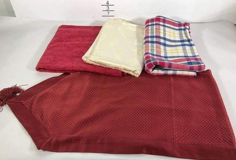 Tablecloths and Runner in Various Patterns and Textures - Hash Auctions