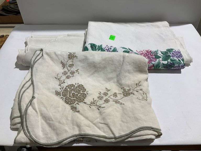 Table Linens with Floral and Embroidered Designs - Hash Auctions