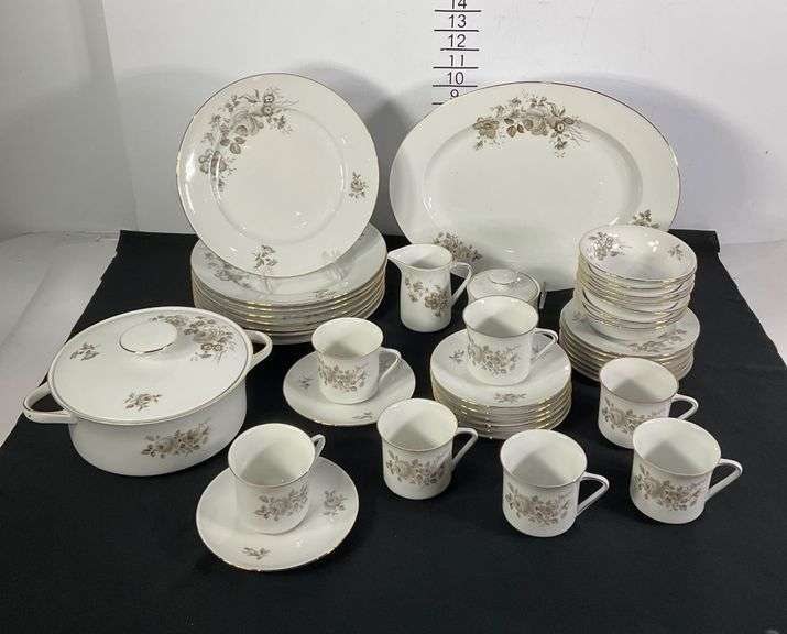 Johann Haviland Bavaria Germany Seven-Person Dinnerware Set with Floral ...