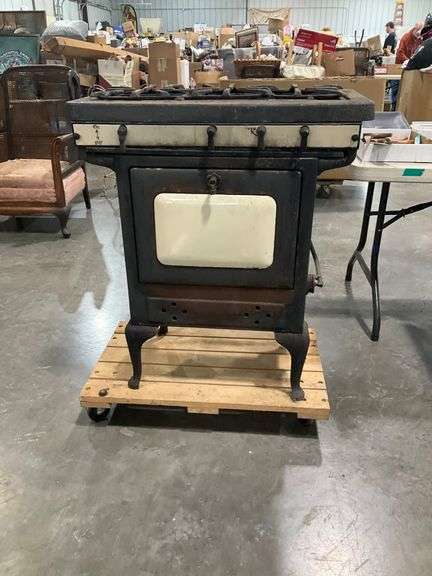 Cast Iron Gas Stove with Integrated Oven and Four Burners - Hash Auctions
