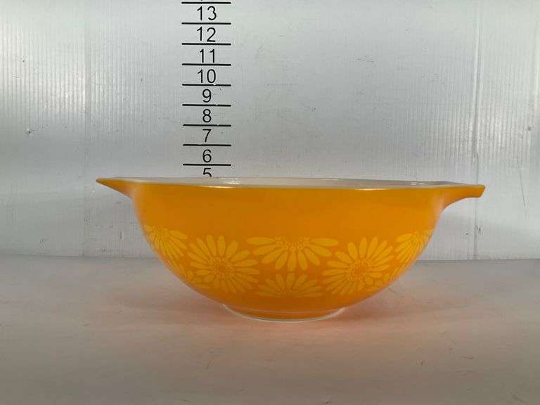 Pyrex 4qt Orange Mixing Bowl with Daisy Pattern - Hash Auctions