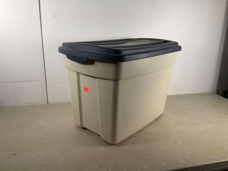 Beige Plastic Storage Bin with Dark Blue Lid, 21x15x18″ - Hash Auctions