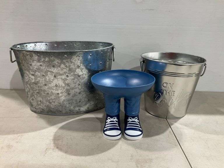 Galvanized and Metal Buckets with Novelty Bowl Display - Hash Auctions