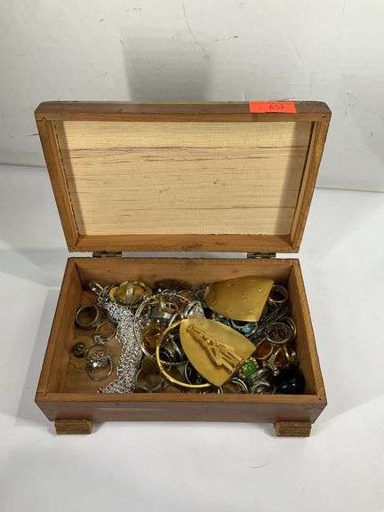 Light house scene Jewelry box with jewelry - Hash Auctions