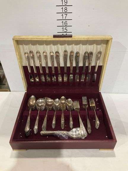 WM Rogers Manufacturing Co. Extra Plate Silverware Set in Fitted Case ...