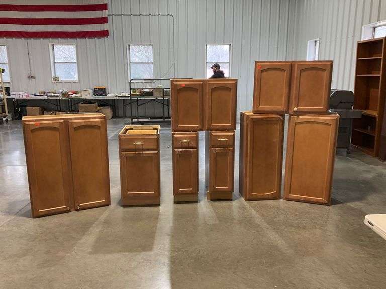 Set of 8-Modular Cabinetry with Upper and Lower Units - Hash Auctions