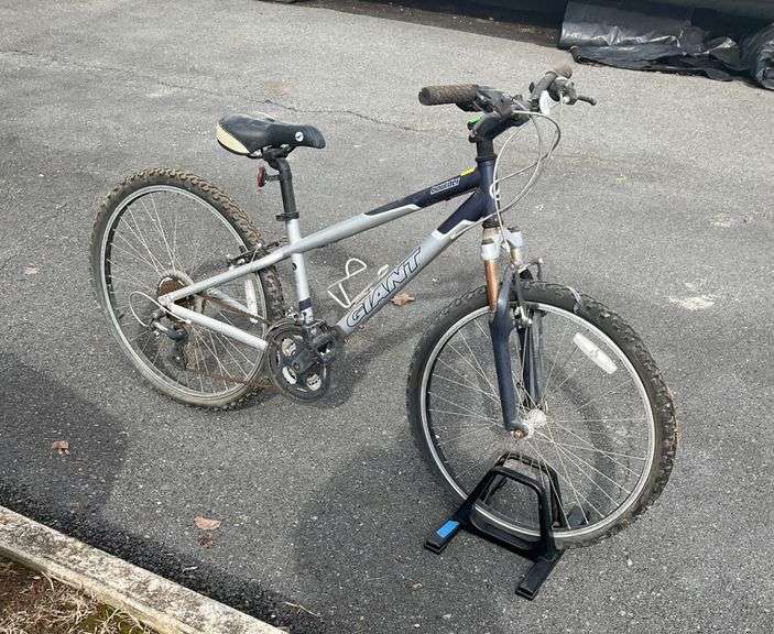 Giant Boulder Mountain Bike for Parts or Repairs - Hash Auctions