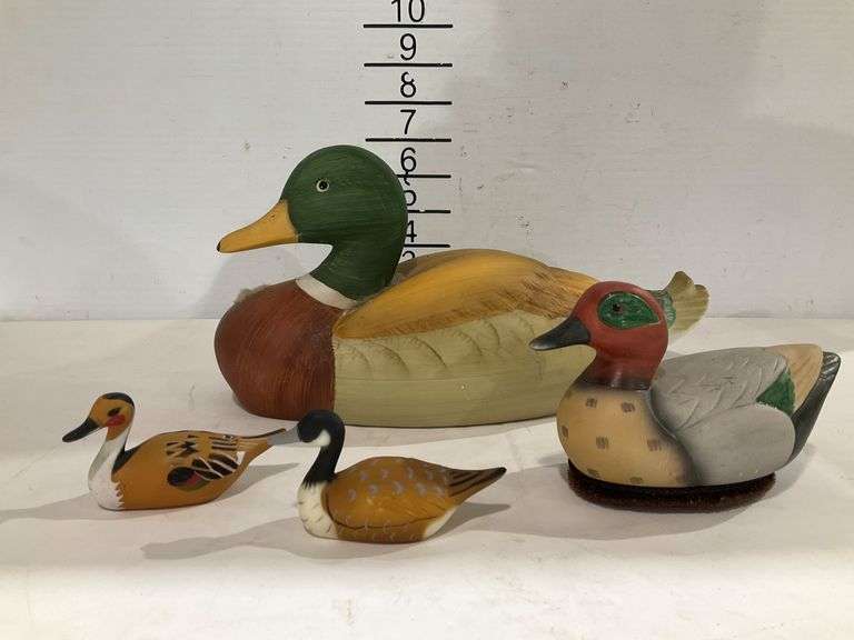 Set of Four Duck Figurines in Varied Sizes - Hash Auctions