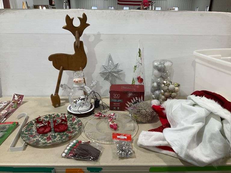 Assorted Christmas Decorations and Holiday Items - Hash Auctions
