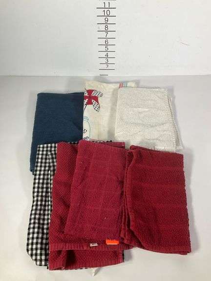 Assorted Textiles Including Towels and Kitchen Cloths - Hash Auctions