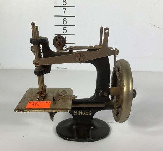 Singer Miniature Hand-Crank Sewing Machine - Hash Auctions