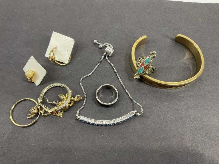 Assorted costume jewelry and single earrings - Hash Auctions