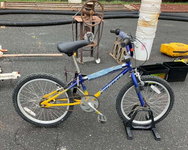 Youth Bicycle With Pair of Training Wheels and Dual Brake System - Hash Auctions