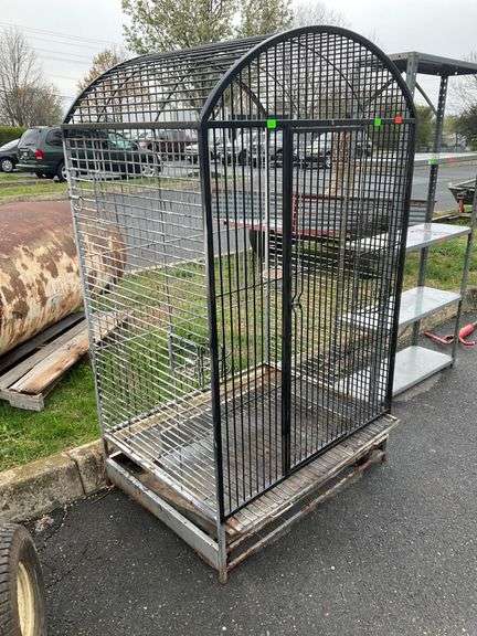 Arched Metal Home Furnishings style Bird Cage with Grated Base ...