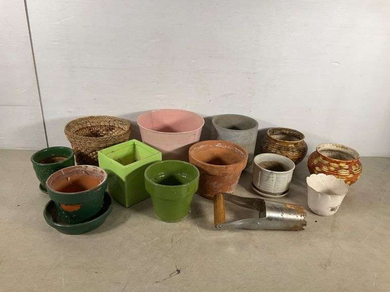 Assorted Decorative Plant Pots and Bulb Planter - Hash Auctions