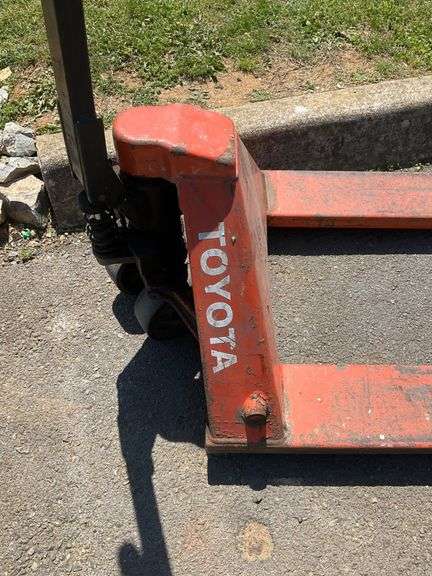 Toyota Pallet Jack with Dual Fork Design and Manual Handle Control ...