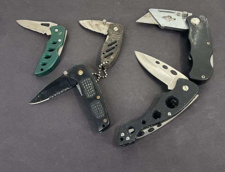 Box cutter and four pocket knives - Hash Auctions