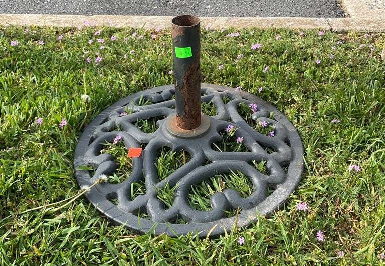 Cast Iron Umbrella Base with Pipe Support - Hash Auctions