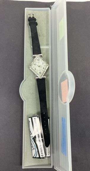 Le Chat wrist watch, running - Hash Auctions