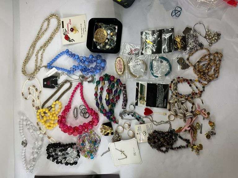 Assorted costume jewelry - Hash Auctions