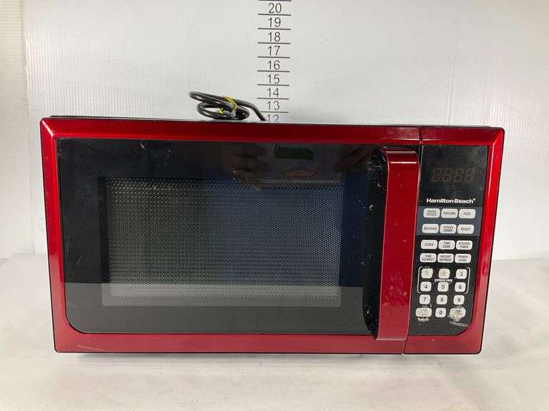 Hamilton Beach Red Countertop Microwave Oven with Turntable and Keypad ...