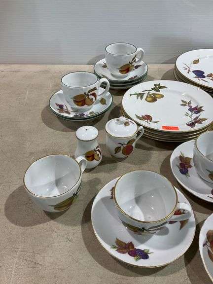 46-Piece Royal Worcester Evesham Gold Fine Porcelain Dinnerware Set ...