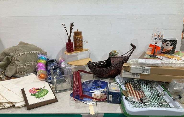 Home Décor, Tableware, and Seasonal Items Lot - Hash Auctions