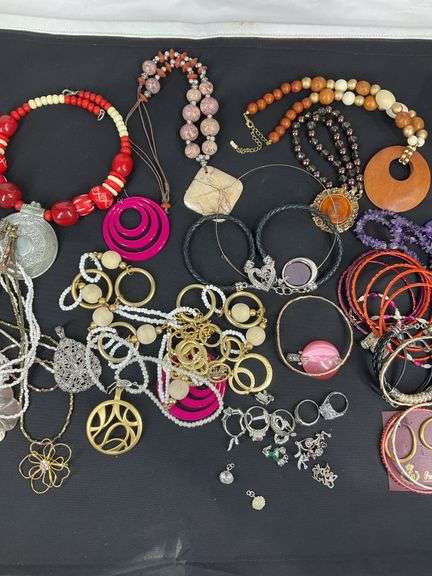 Costume jewelry - Hash Auctions